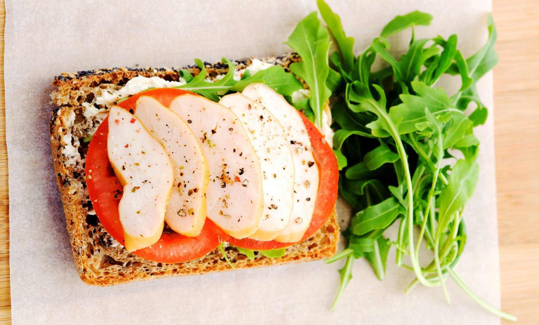 Tostada con Pollo, Queso Crema y Tomate - CNC Salud